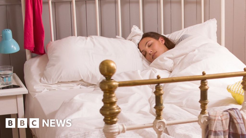 Weekend lie-ins 'do not make up for sleep deprivation' - BBC News
