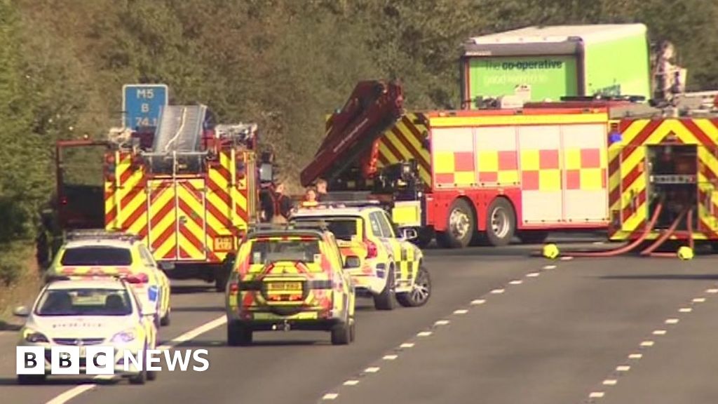 M5 crash: Motorway closed in Gloucestershire - BBC News