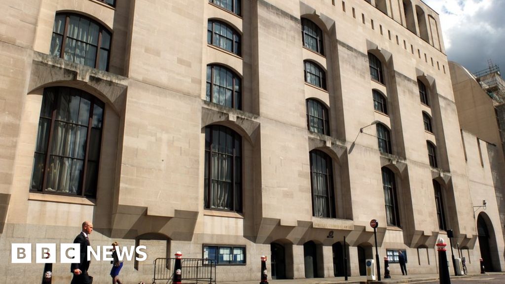 Knife attacker's anonymity lifted amid London crime 'epidemic' - BBC News