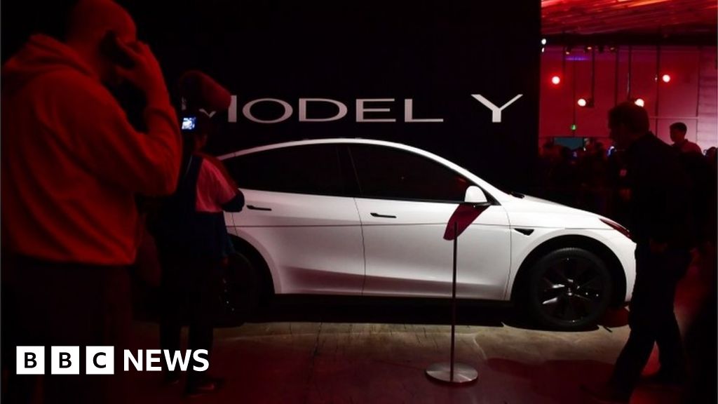 Musk adds new Model Y to electric car line-up - BBC News