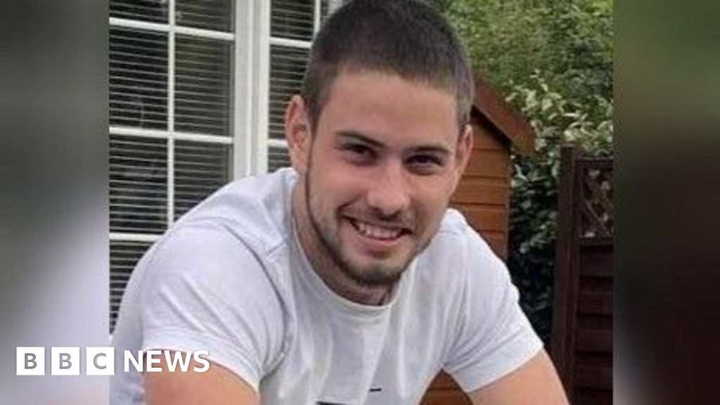 Hedge End: Family pays tribute to motorcyclist who died in crash - BBC News