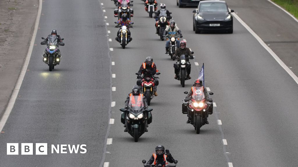 Thousands of bikers arrive in Barrow for Dave Day - BBC News
