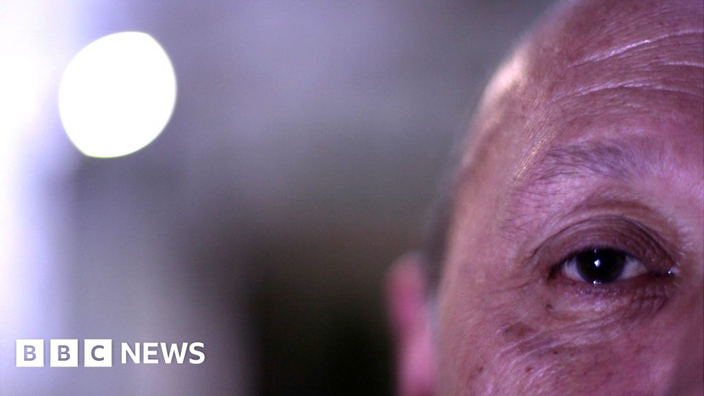 The man who runs spooky 'ghost walks' at an old jail - BBC News