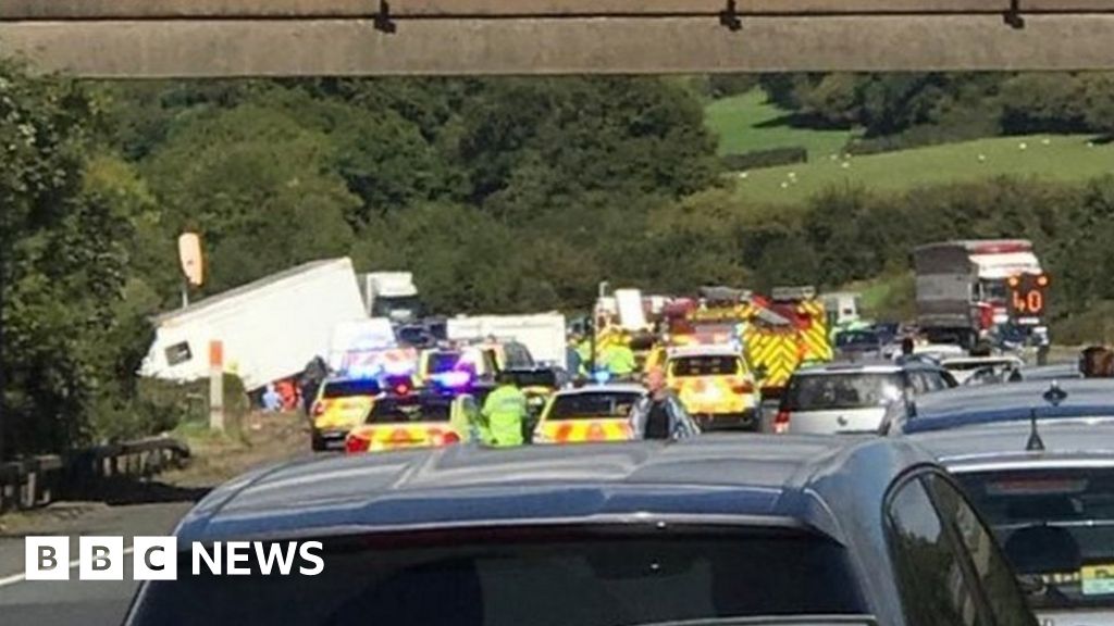 M5 crash: Four dead in Gloucestershire - BBC News