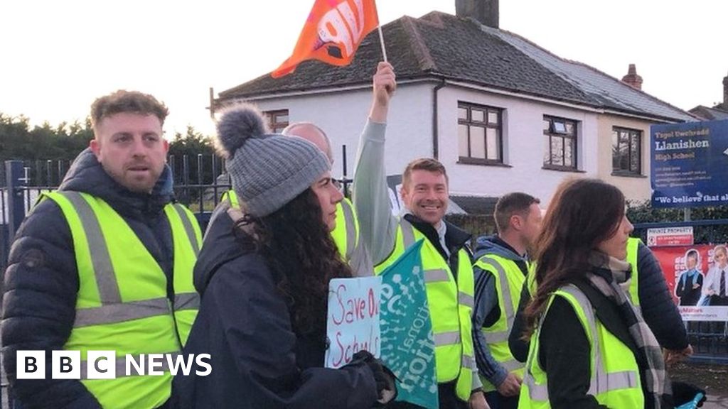 School strikes: All teachers face docked wages, union says