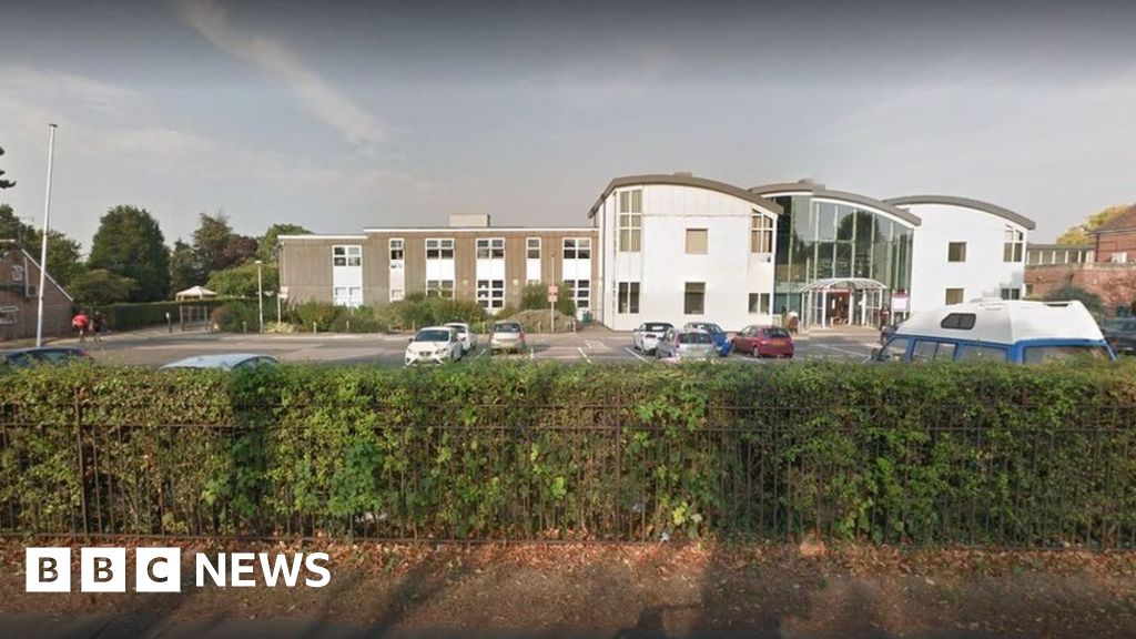 Brightlingsea pupils 'feel unsafe' at Colne school - BBC News