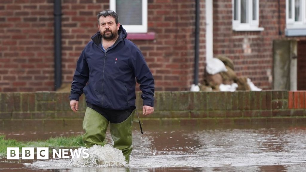 Storm Jorge: Flood-hit towns battle wettest February on record - BBC News