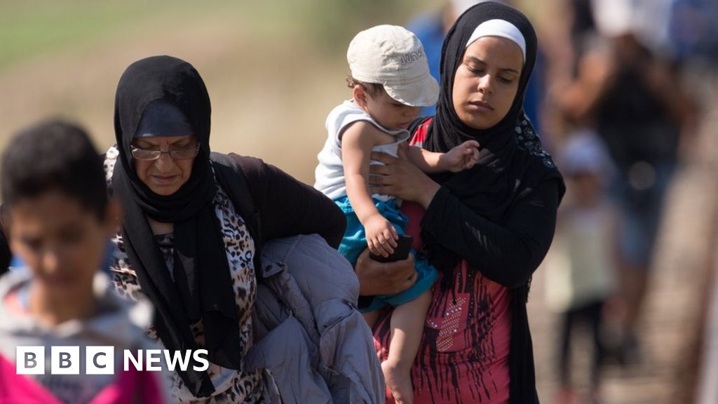 Migrant crisis: How can EU respond to influx? - BBC News