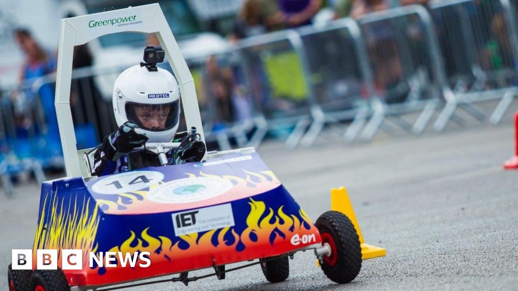 Hull school pupils set to race in self-built electric cars - BBC News