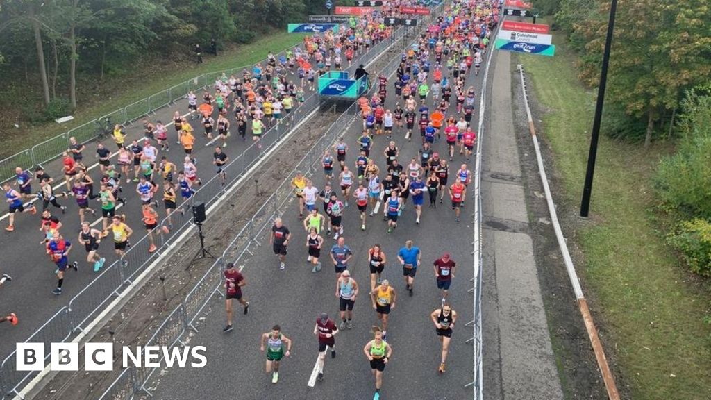 Great North Run holds silence for Queen - BBC News