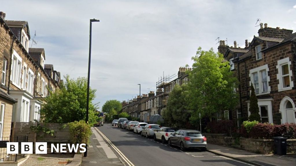Harrogate: Man suffers stab wound in knife attack - BBC News