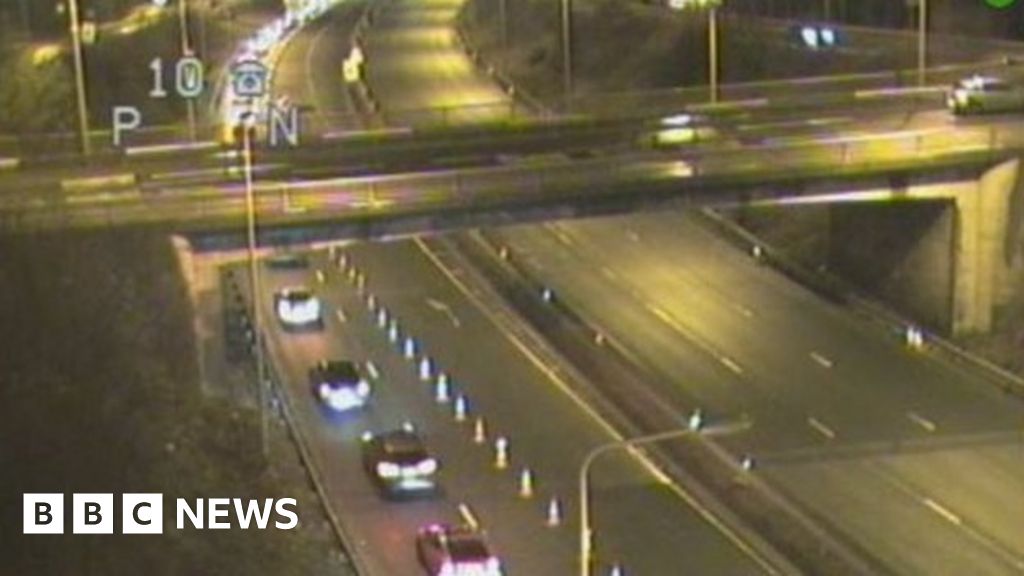Forth Road Bridge carriageway closed due to steel defect - BBC News