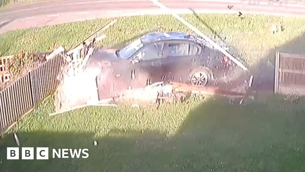 Drink-driver smashes Cambridgeshire lamp-post and garden fences