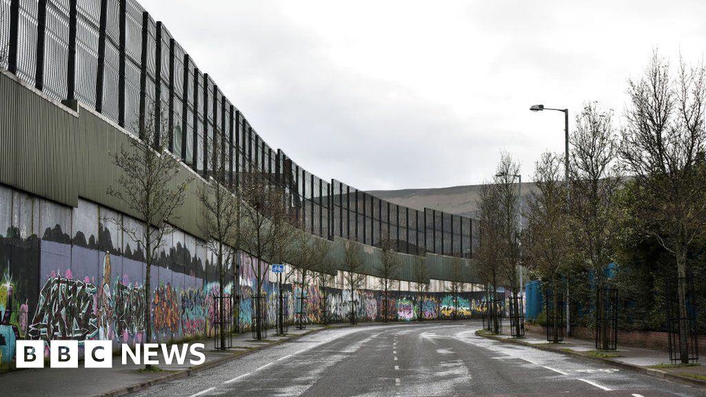 Crossing Divides: Keeping the peace in Northern Ireland - BBC News