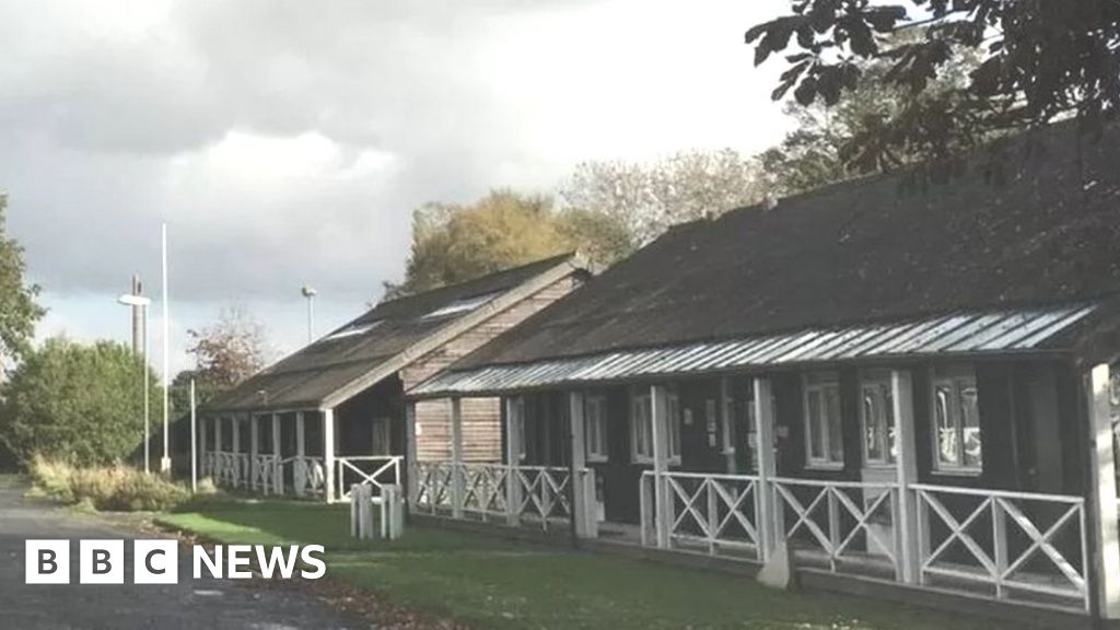 Ripon councillors' plea to save military huts from demolition - BBC News