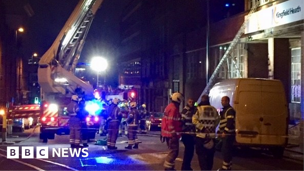 Body found in fire at disused Birmingham building - BBC News