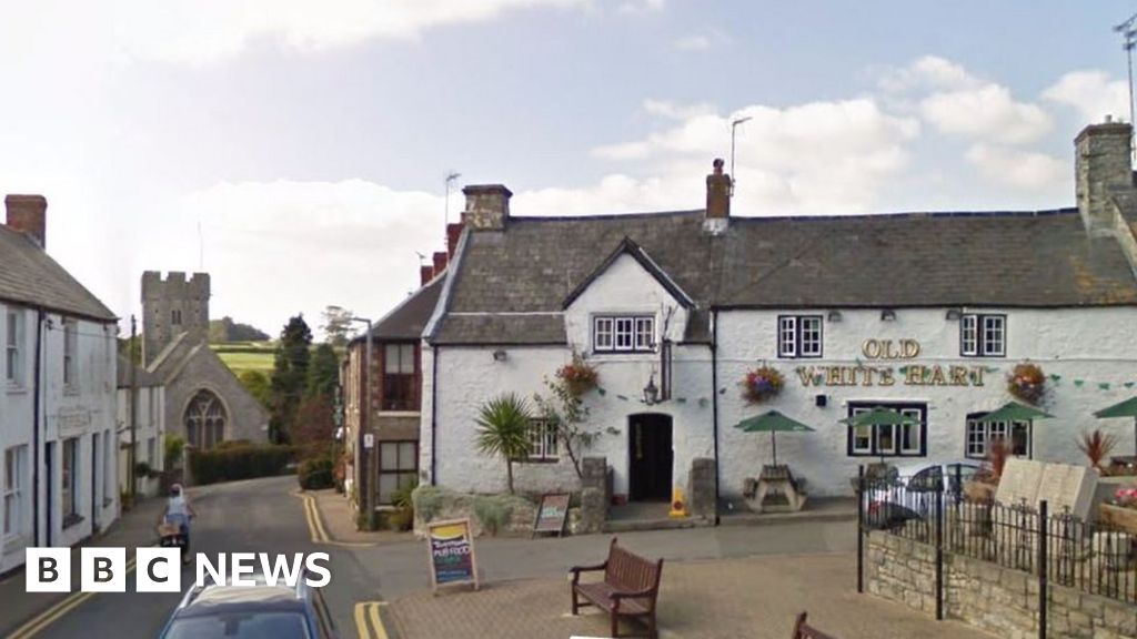 Llantwit Major is first town in Wales to join refill scheme - BBC News