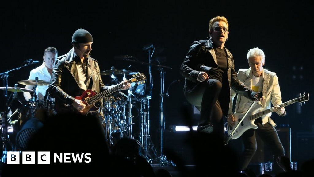 U2 back in Belfast for first time since 1998 - BBC News