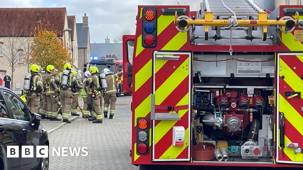 Bicester: Man taken to hospital after fire spreads to home - BBC News