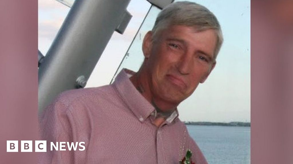 Daniel Thomas: Murder charge after man found in Hull street - BBC News