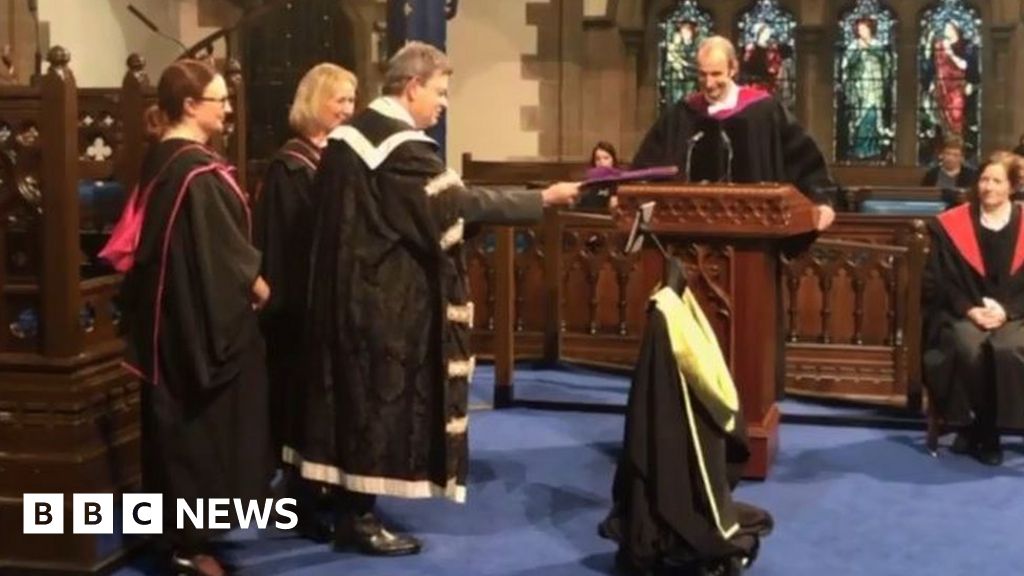 Robot dons gown in virtual graduation ceremony - BBC News