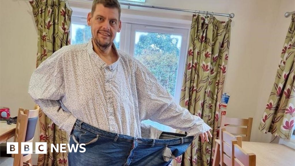 Man who shed 20st raises funds for excess skin operation - BBC News