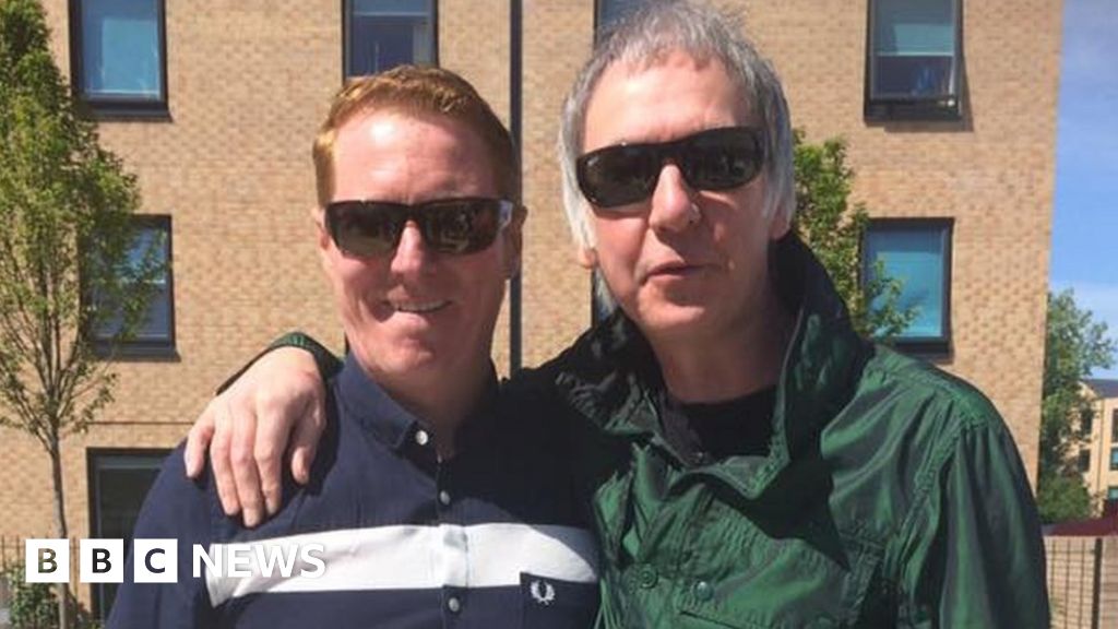 Inspiral Carpets drummer Craig Gill dies at 44 - BBC News