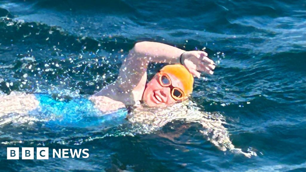 Teen Channel swimmer faced mental, food and tidal battles in sea - BBC News