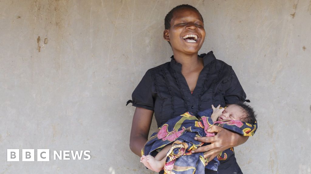 Malawi mums and their newborns on their first day of life - BBC News