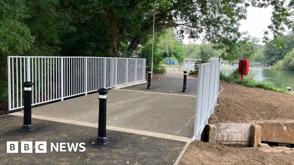 Reading: New Kings Meadow bridge replaced ahead of schedule - BBC News