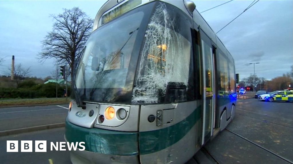 Nottingham tram crash causes worst traffic jam 'in years' - BBC News