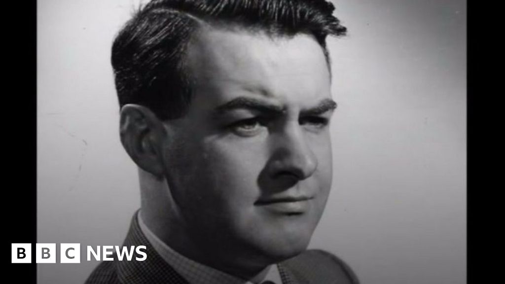 David Parry-Jones: 'Voice of Welsh rugby' dies aged 83 - BBC News