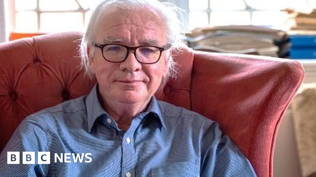 Covid: Cambridge professor recovers to sing choral music - BBC News