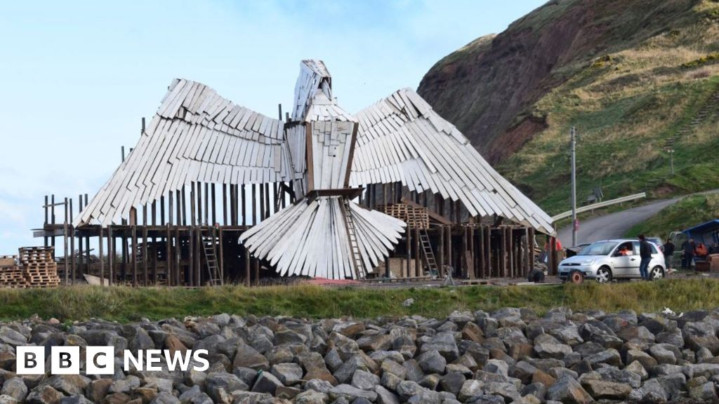 Giant pigeon to burn for Skinningrove bonfire display - BBC News