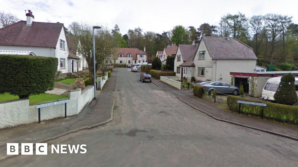 Man's body found after Kilmacolm house fire - BBC News