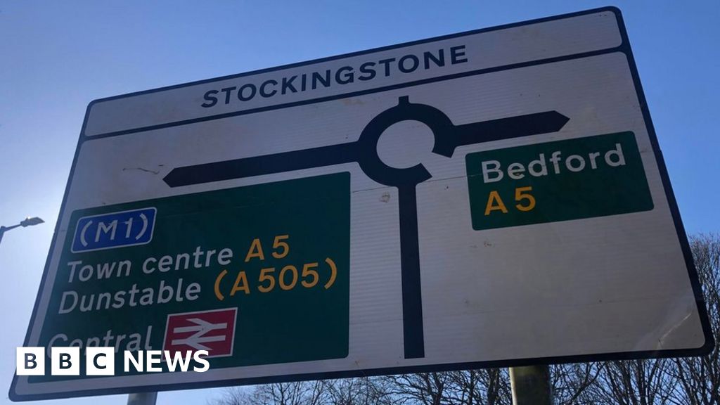 Luton road sign blunder sees A6 and A5 mix up - BBC News