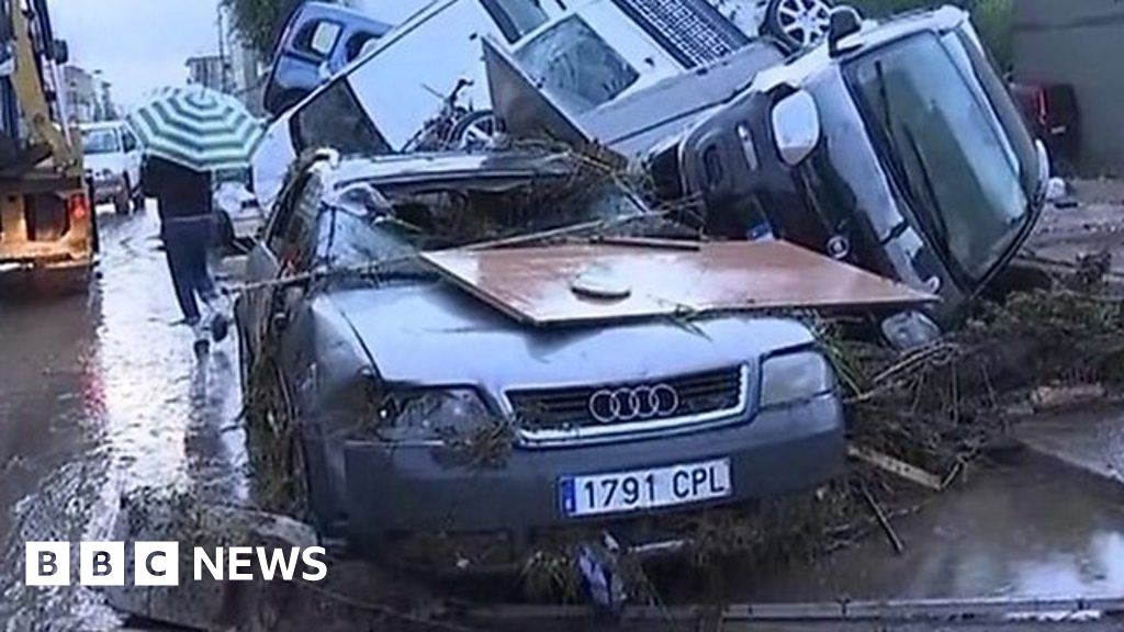 Majorca flash floods: Cars seen floating in water - BBC News