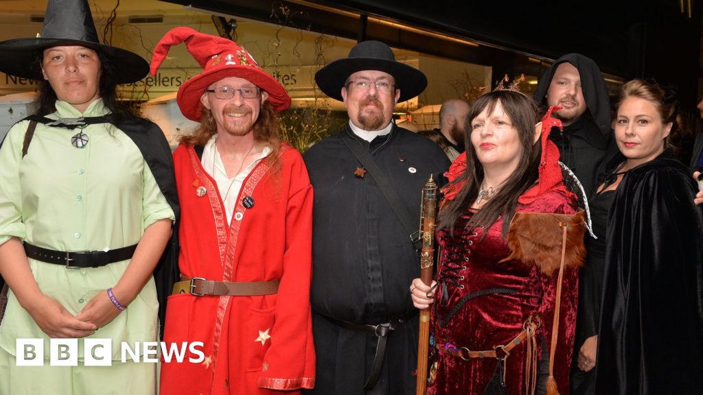 Final Terry Pratchett novel The Shepherd's Crown on sale - BBC News
