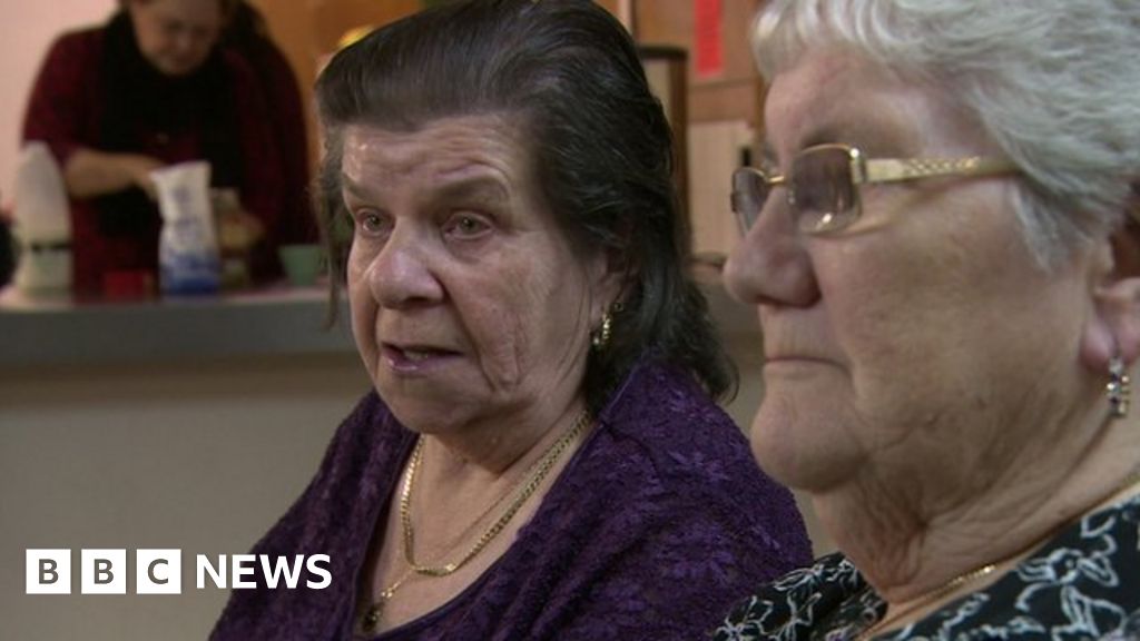 Croydon boxer helps older isolated people at Christmas - BBC News