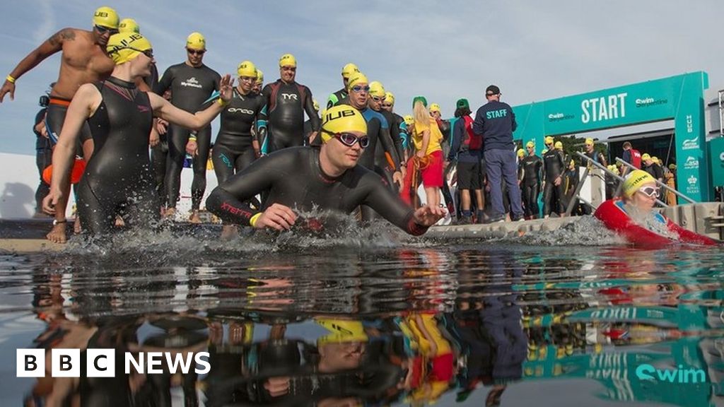 Swimmers race down the Serpentine in mass open water event - BBC News
