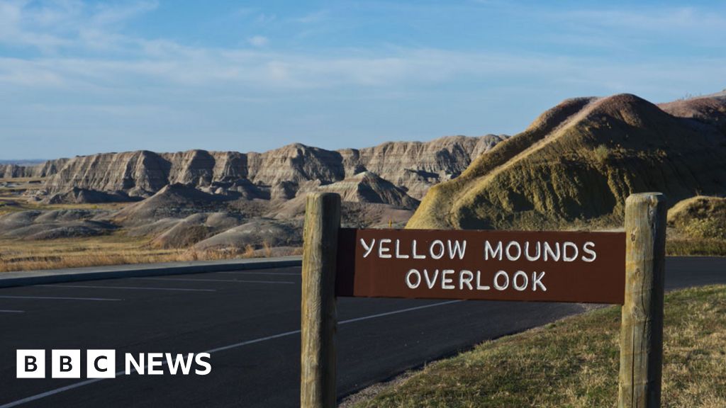 Badlands on Twitter: US park climate change tweets deleted - BBC News