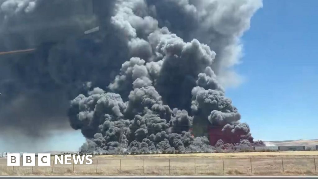 Huge fire destroys warehouse outside San Francisco - BBC News