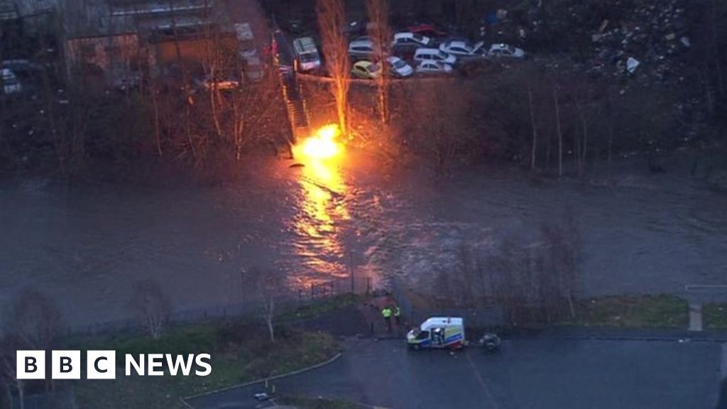 Mobile footage shows moment Radcliffe gas main ruptured - BBC News