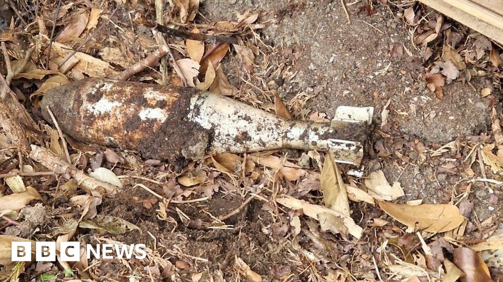 Tewkesbury: 'Unexploded bomb' found in back garden - BBC News