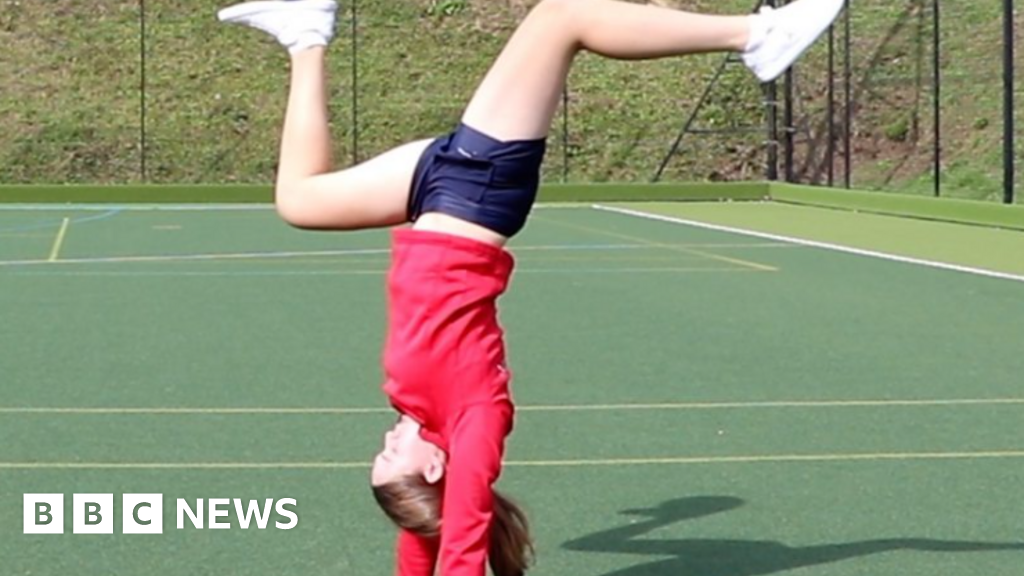 Freestyle footballer wins her second world title - BBC News