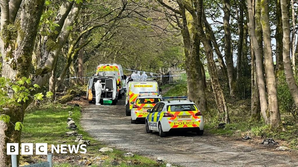Murder probe after Manchester man's body found in West Yorkshire - BBC News