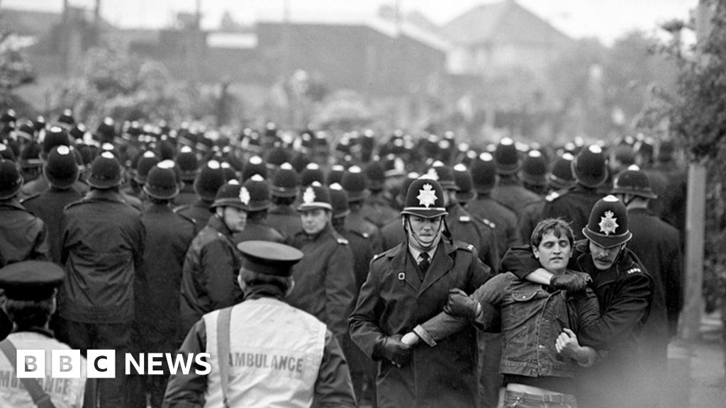 Battle of Orgreave: Rudd urged to back Commons inquiry - BBC News