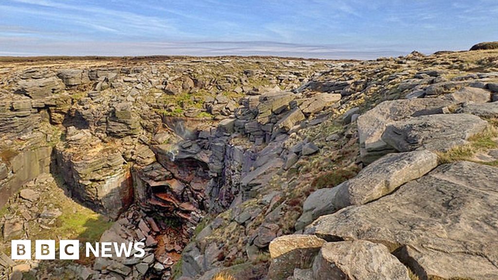 Kinder Downfall beauty spot cliff fall walker dies - BBC News