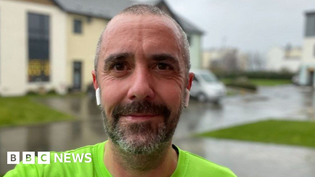 Manx runner tackles 10km every day for Isle of Man Foodbank - BBC News