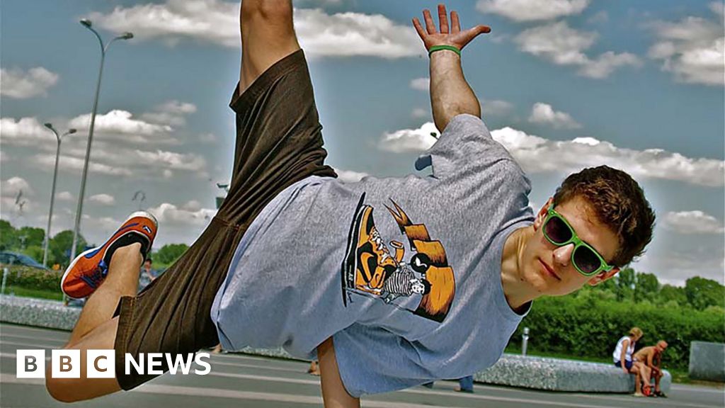 Breakdancing opera singer steps in as Glyndebourne leading lady pulls ...